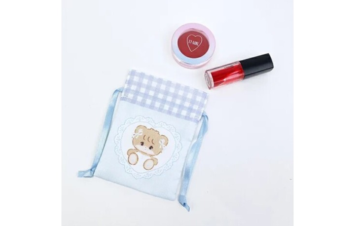 SNSで話題！mikko illustrationsのレトロでガーリーな世界観がぎゅっとつまった巾着です。｜&mall（アンドモール）三井 ...